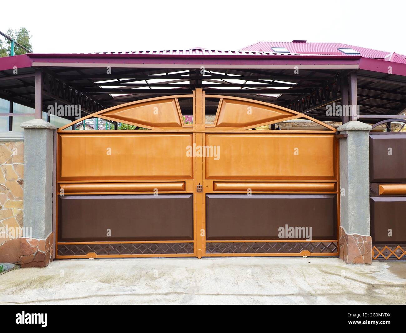 Forged fence mansion entrance hi-res stock photography and images - Alamy
