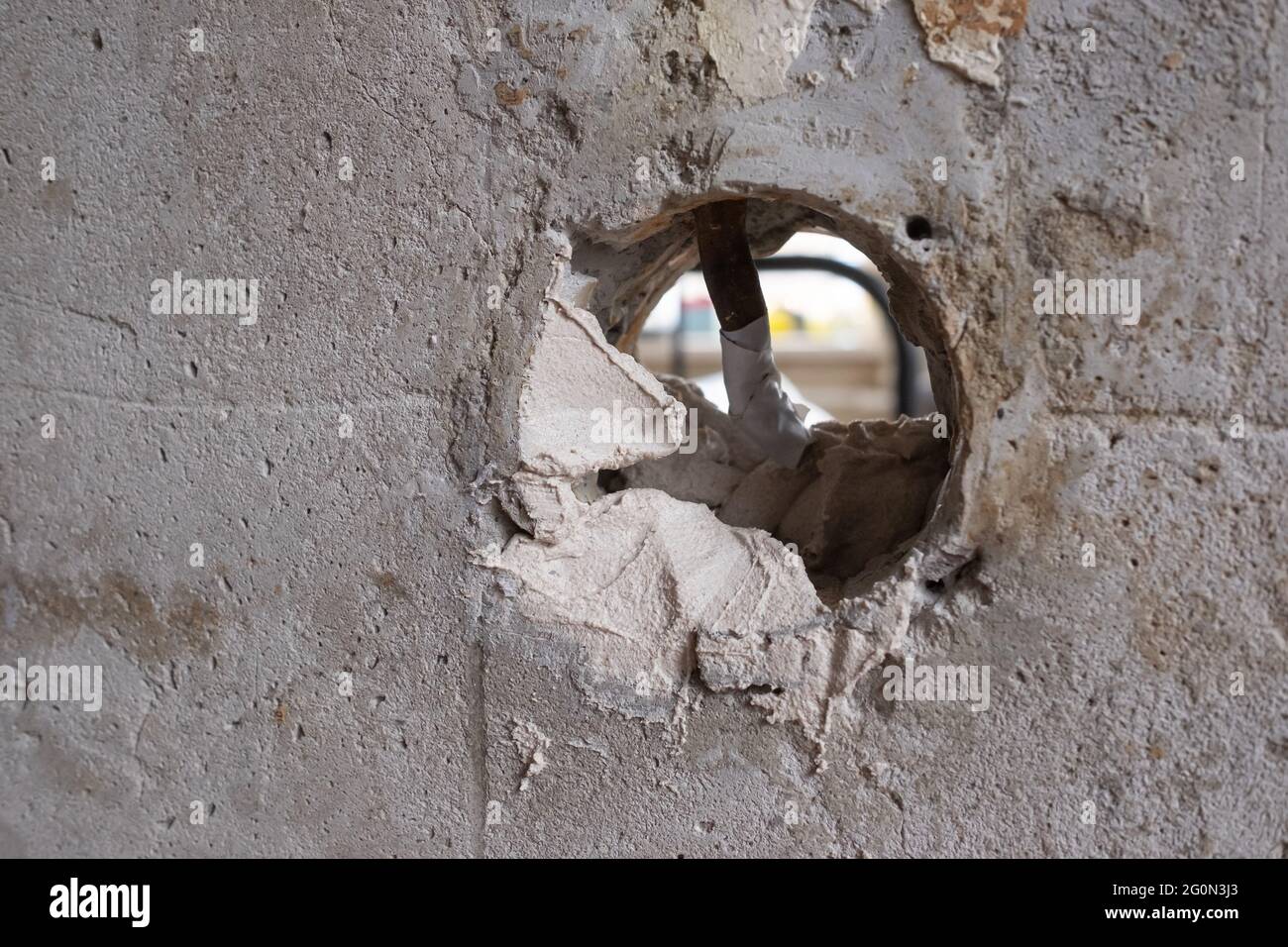 Repairing the wall - Man putting spackle on a hole in the wall Stock ...