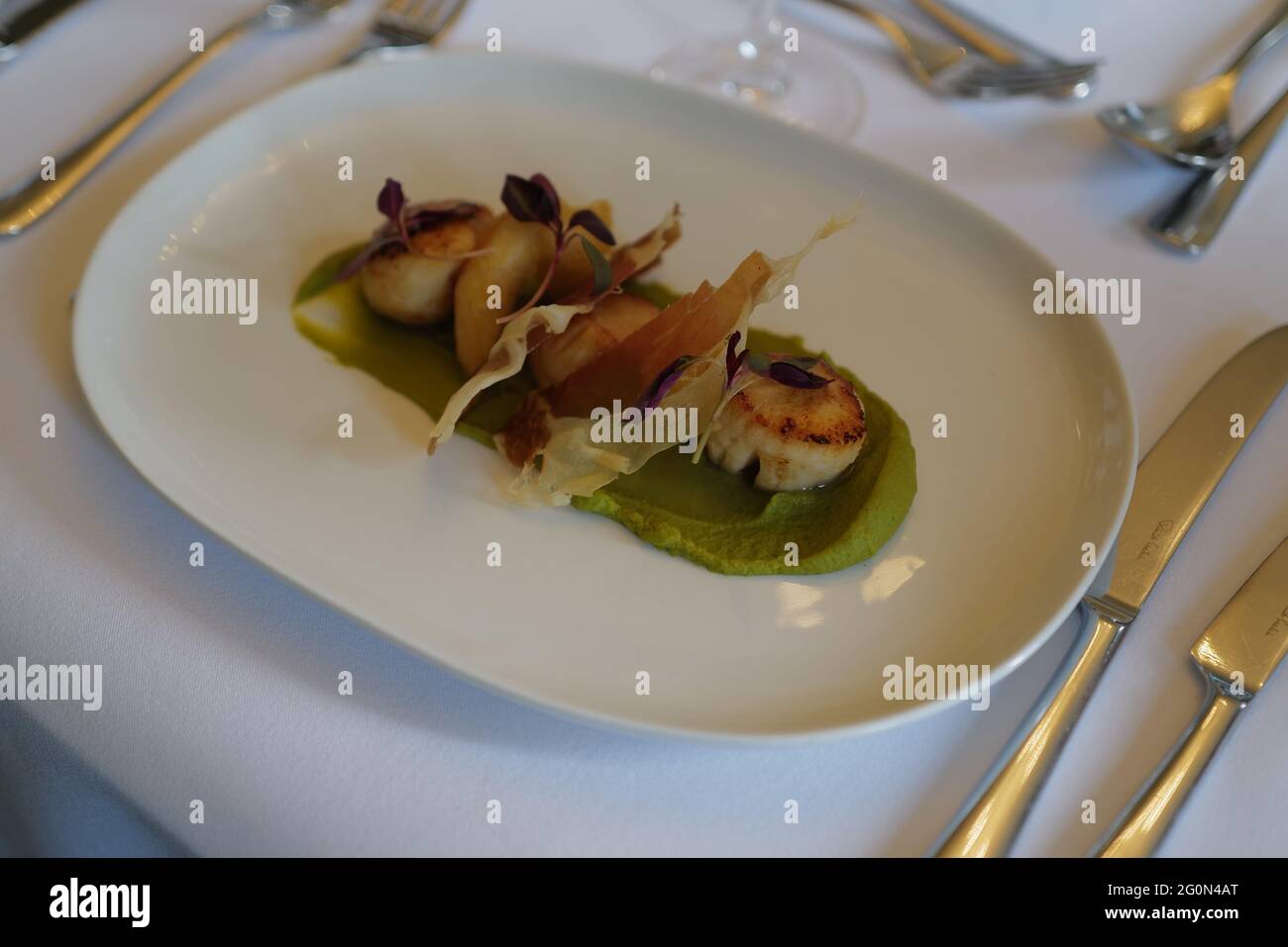 Scallops on a plate hi-res stock photography and images - Alamy
