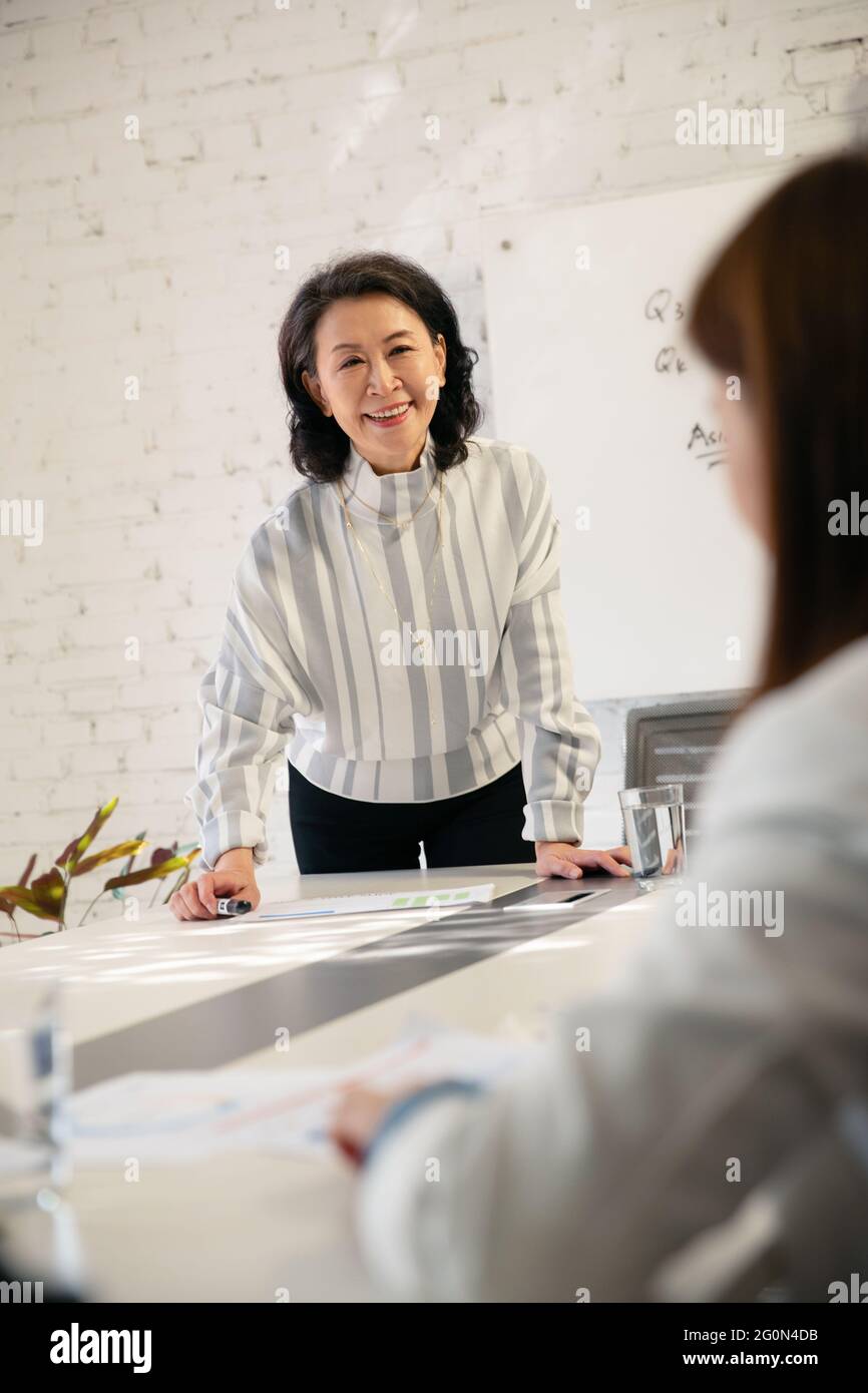 Indian young ladies talk hi-res stock photography and images - Alamy