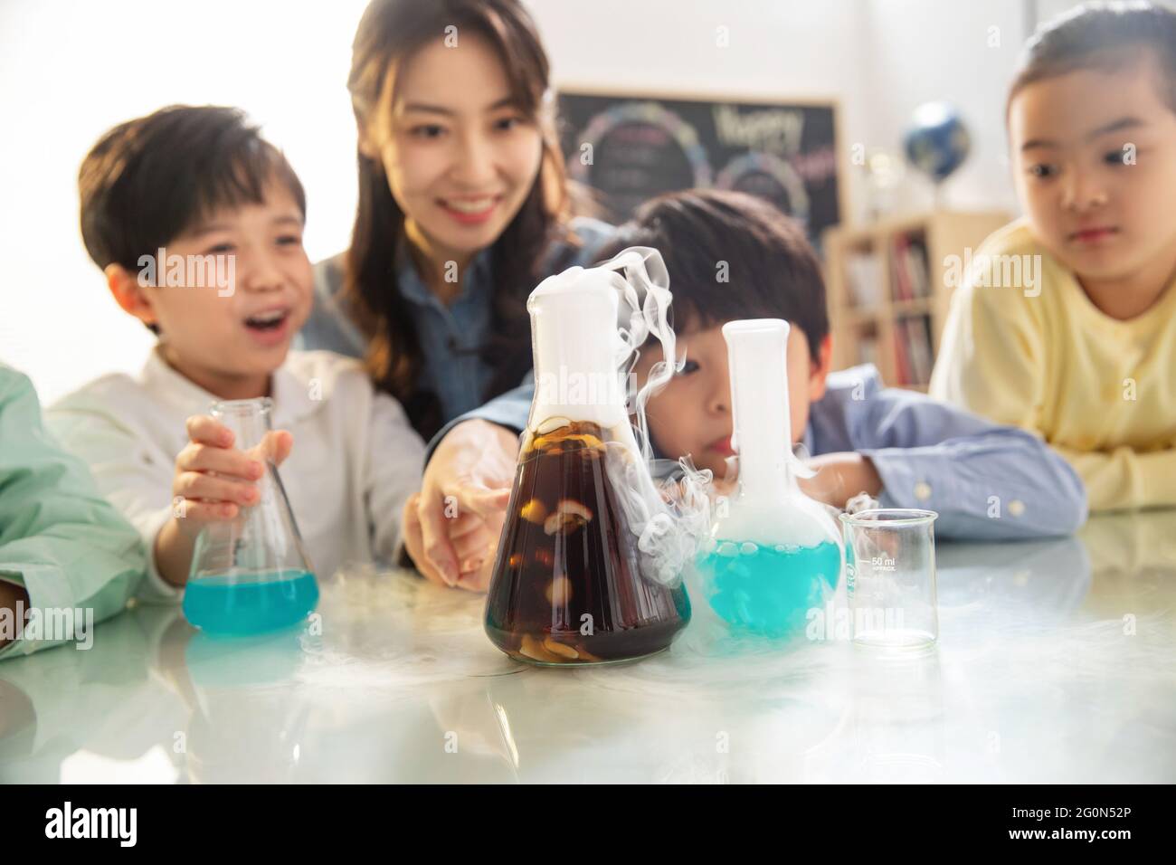 The children do science experiments Stock Photo - Alamy