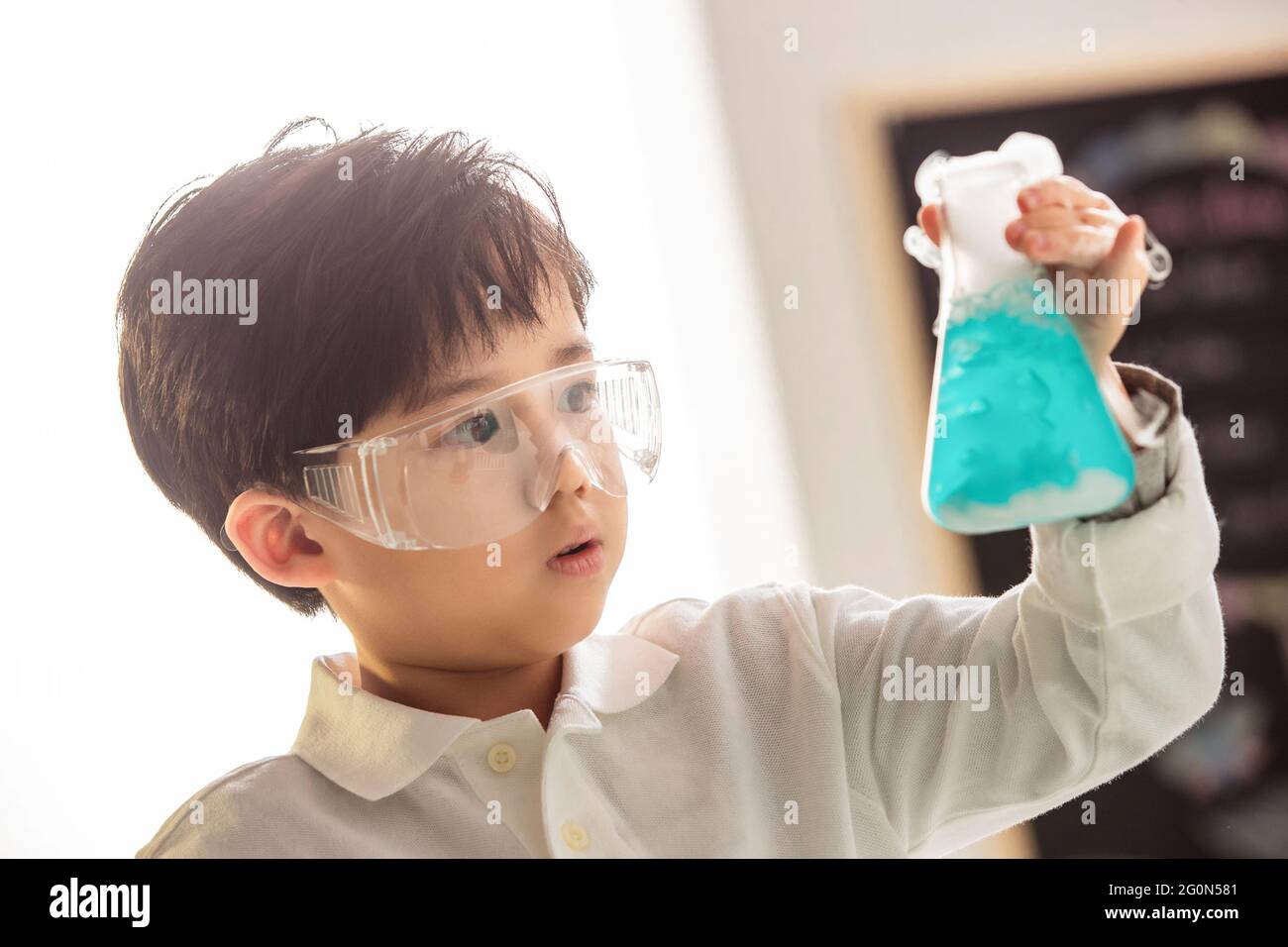 Children do science experiments Stock Photo - Alamy