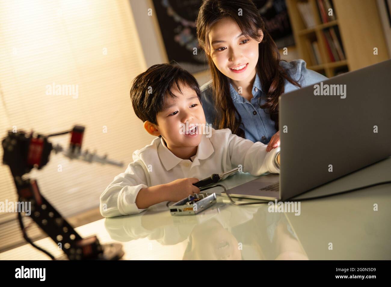 China classroom technology hi-res stock photography and images - Alamy