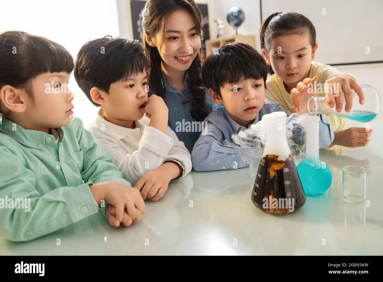 The children do science experiments Stock Photo - Alamy