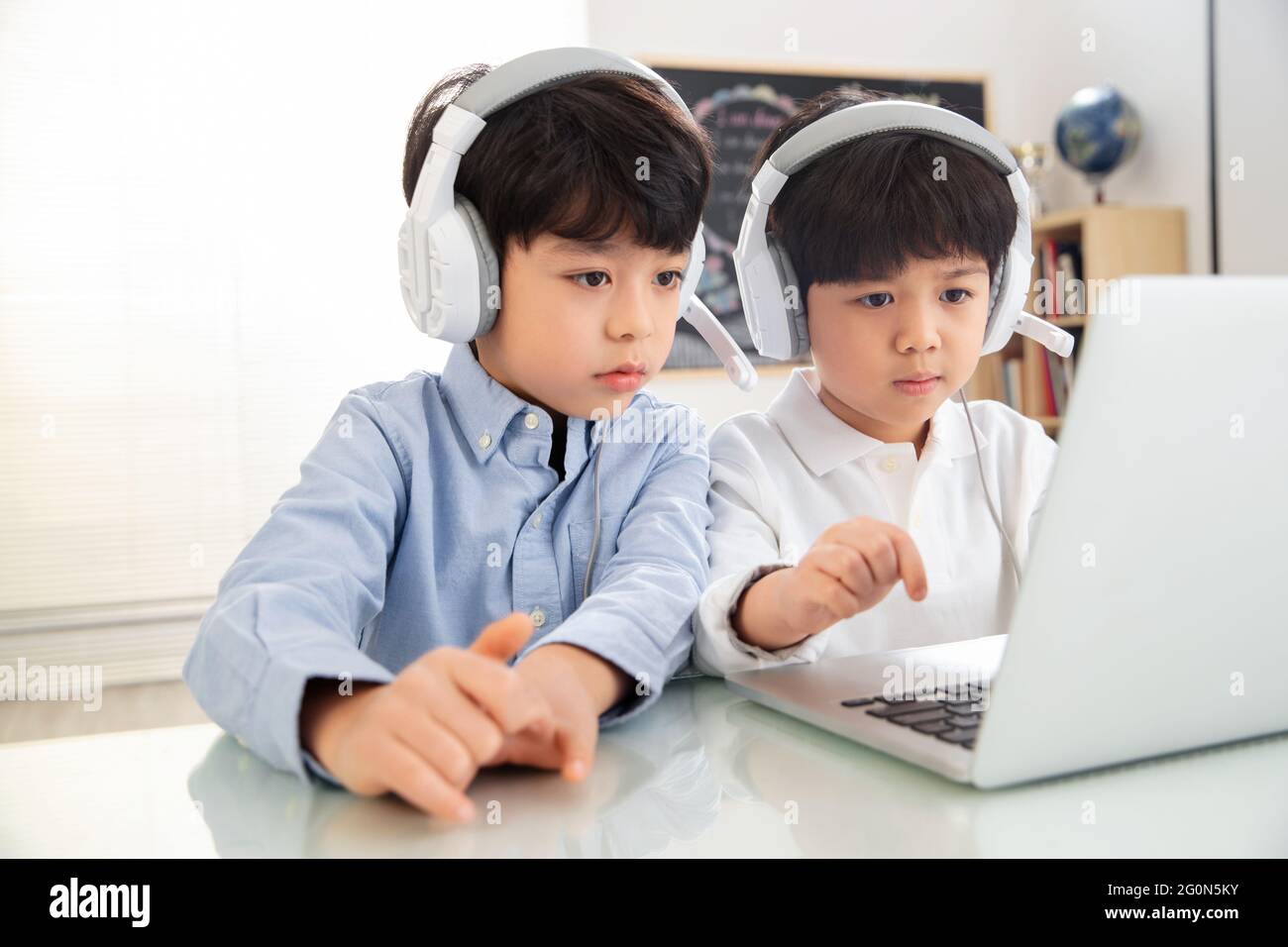 School laptop asia hi-res stock photography and images - Alamy