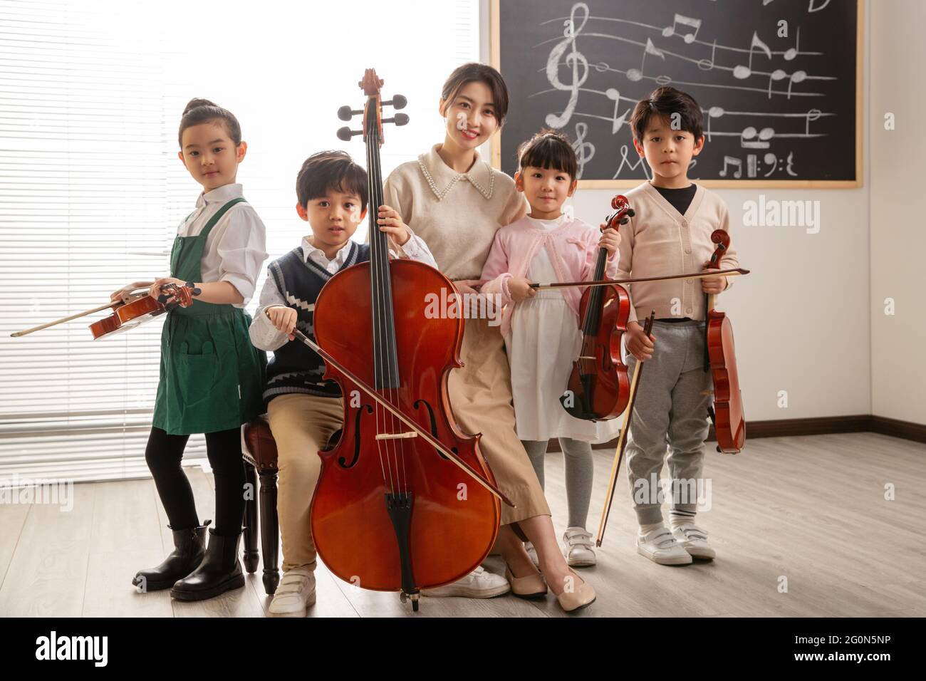 Five musician children hi-res stock photography and images - Alamy