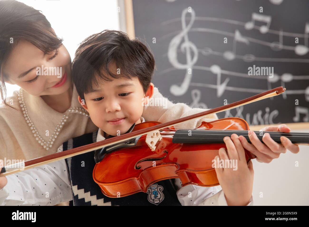 The young woman to guide students to learn the violin Stock Photo - Alamy