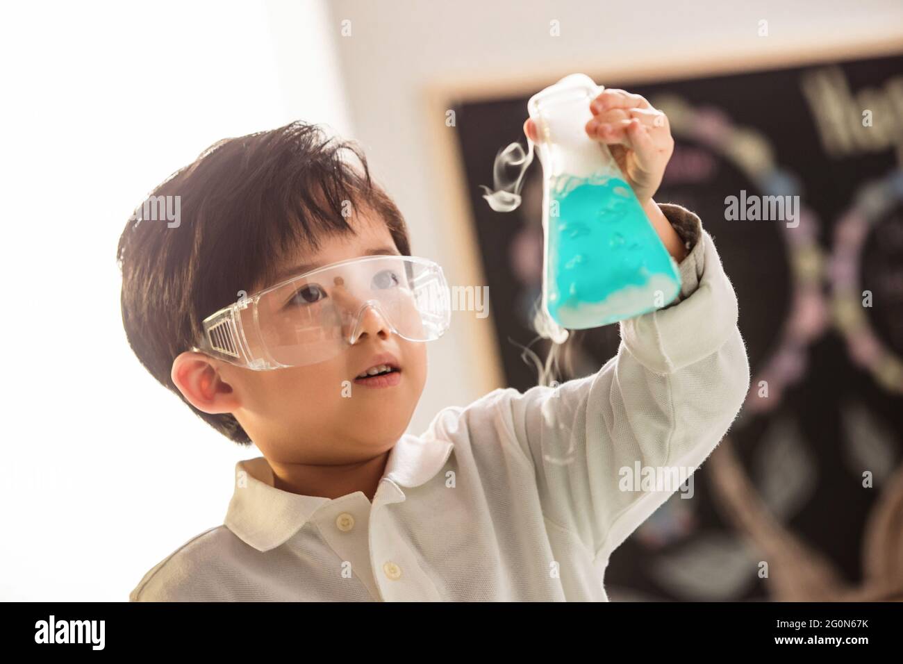 Children do science experiments Stock Photo - Alamy