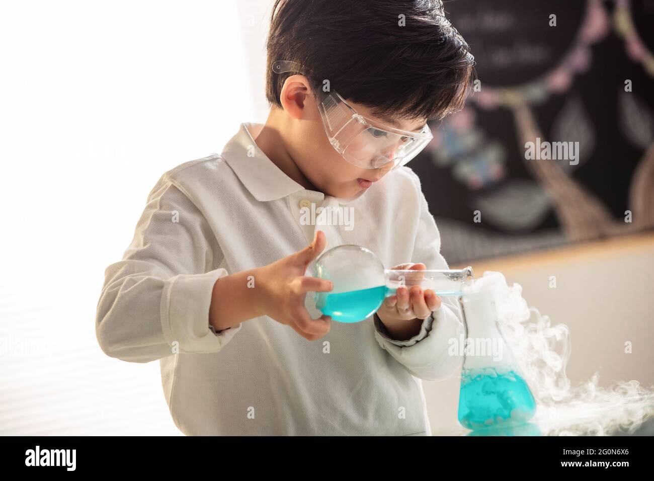Children do science experiments Stock Photo - Alamy