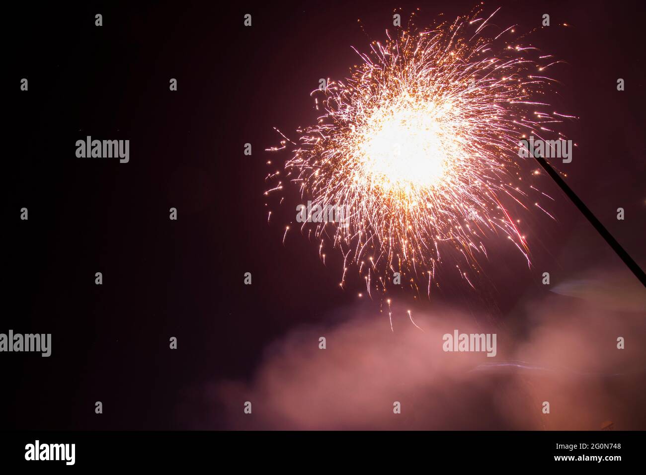 Golden red glittering fireworks hi-res stock photography and images - Alamy