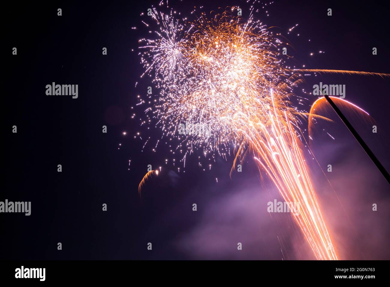 Golden red glittering fireworks hi-res stock photography and images - Alamy