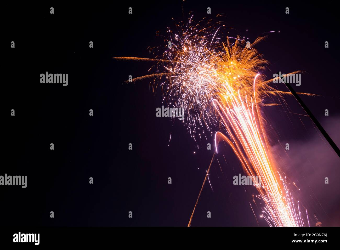 Golden red glittering fireworks hi-res stock photography and images - Alamy