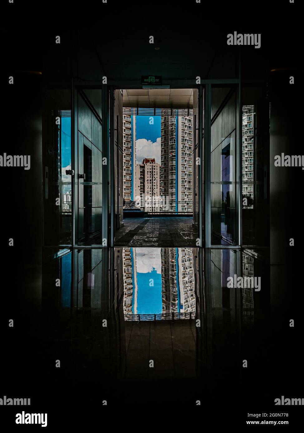 Reflective glass floor hi-res stock photography and images - Alamy