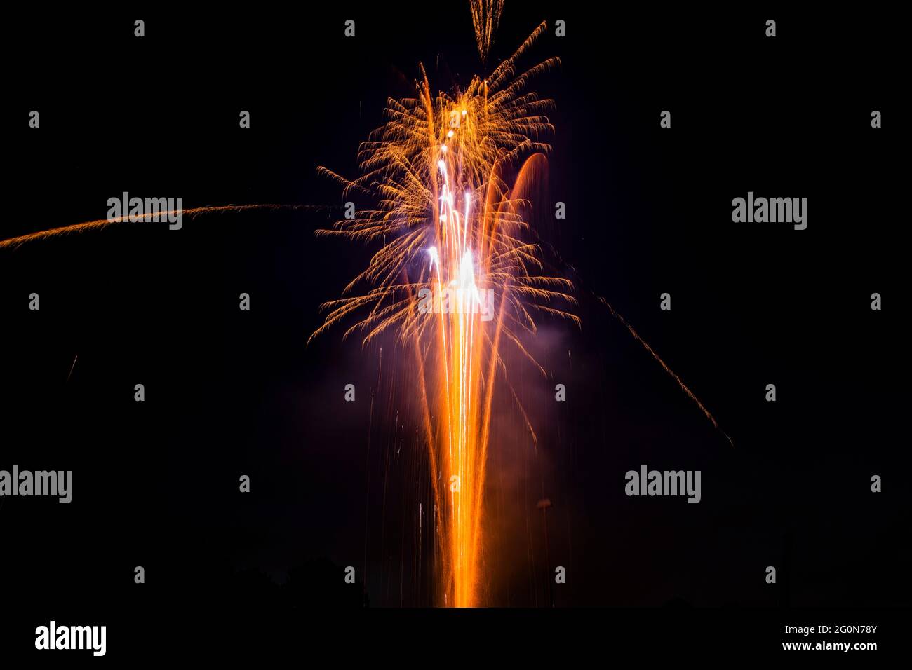 Golden red glittering fireworks hi-res stock photography and images - Alamy