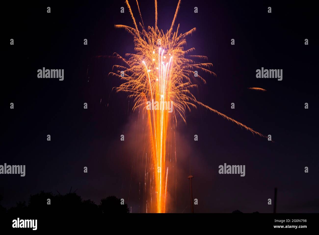 Golden red glittering fireworks hi-res stock photography and images - Alamy