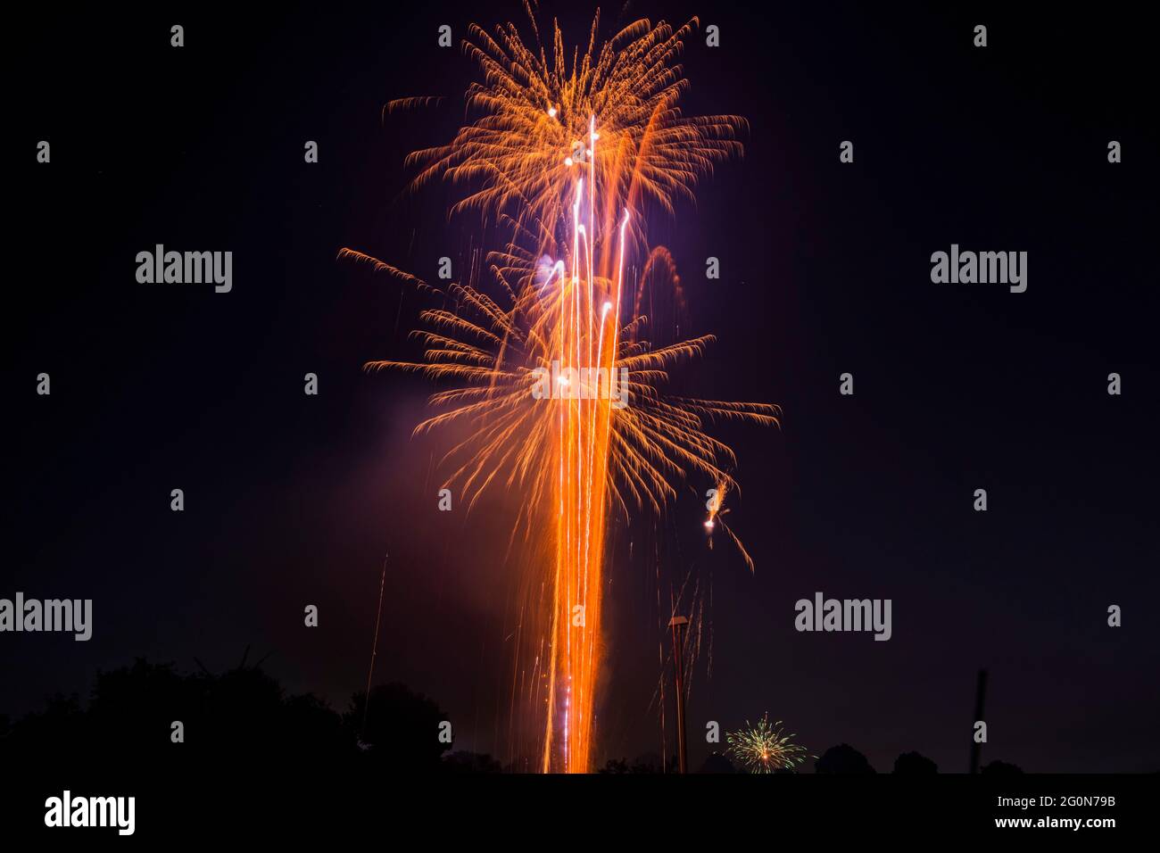 Golden red glittering fireworks hi-res stock photography and images - Alamy
