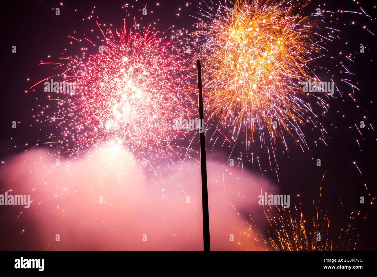 Golden red glittering fireworks hi-res stock photography and images - Alamy