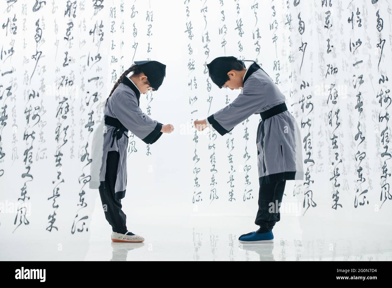 Bow wear hanfu pupils salute Stock Photo - Alamy