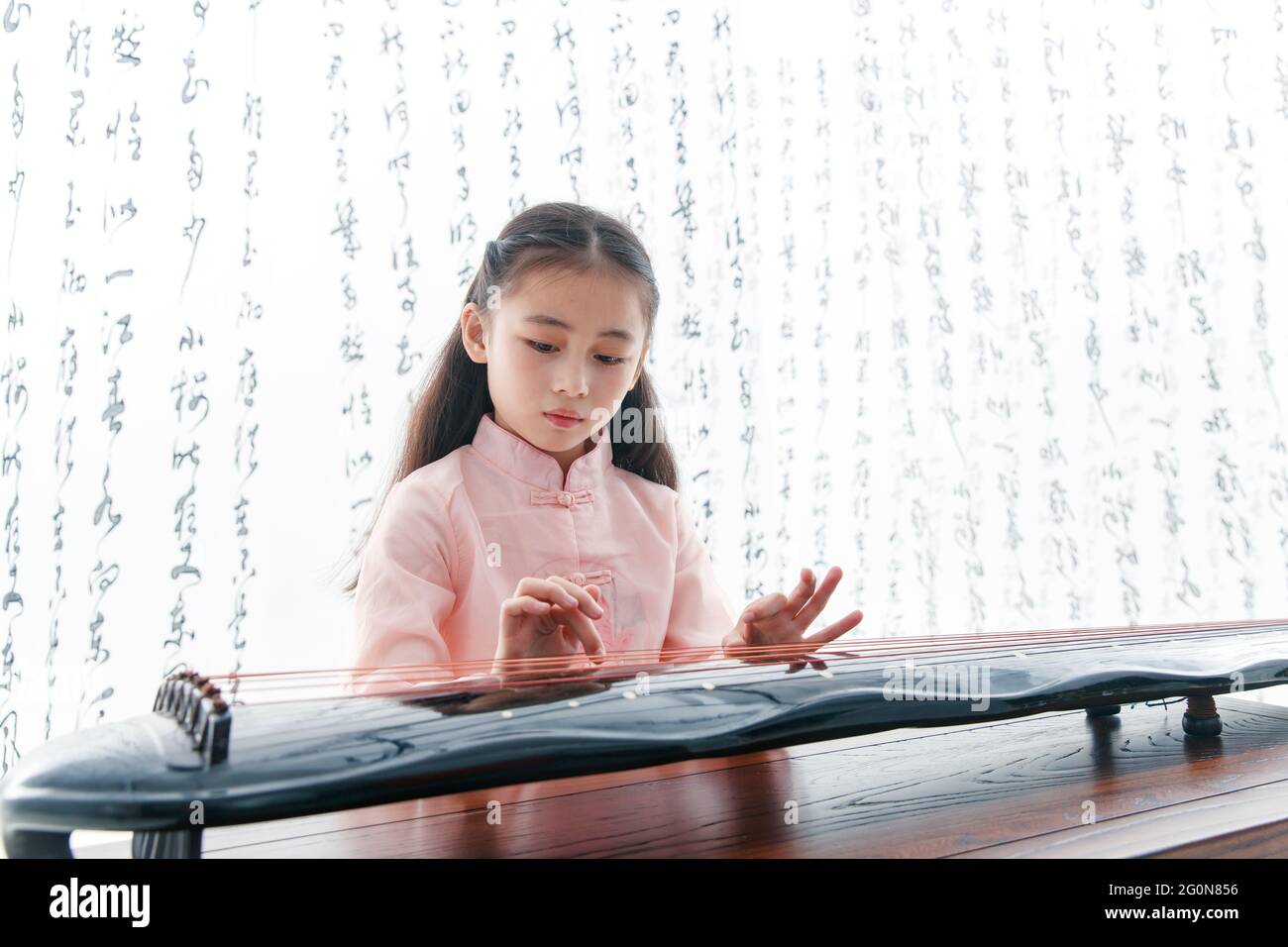 Playing the Chinese zither girl Stock Photo - Alamy