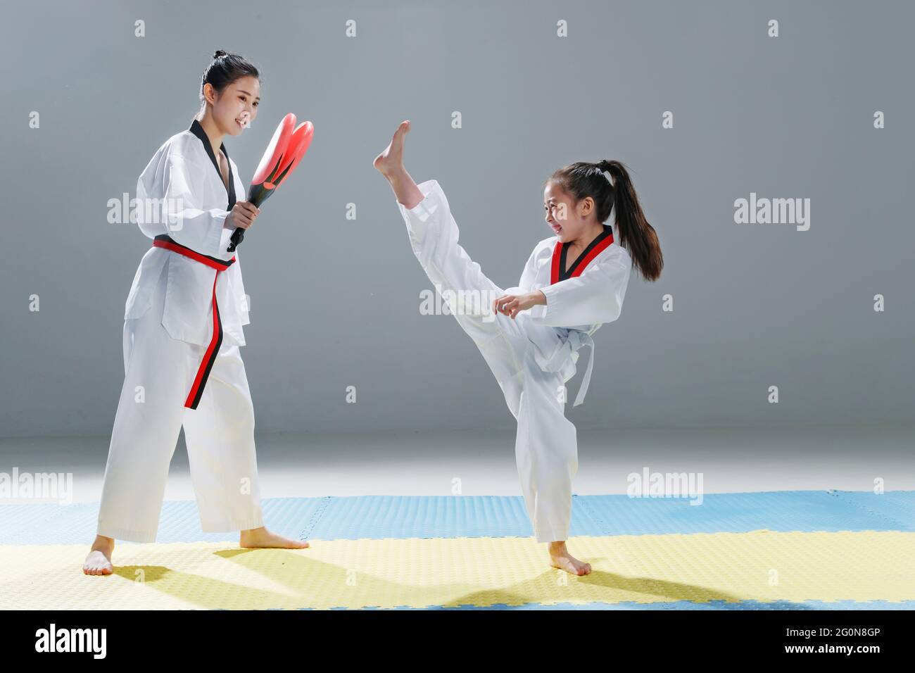 Young coach teaches the girl to taekwondo Stock Photo - Alamy