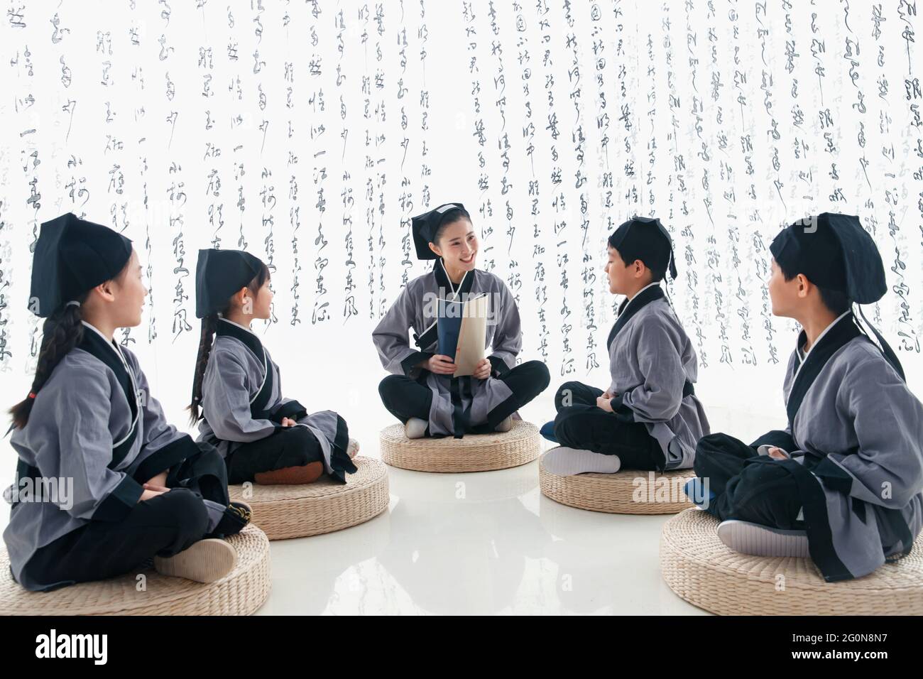 The teacher gave pupils in Chinese culture Stock Photo - Alamy