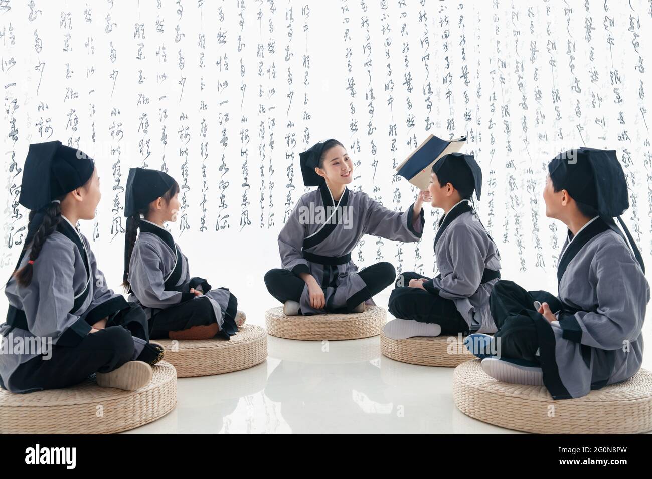 The teacher gave pupils in Chinese culture Stock Photo - Alamy