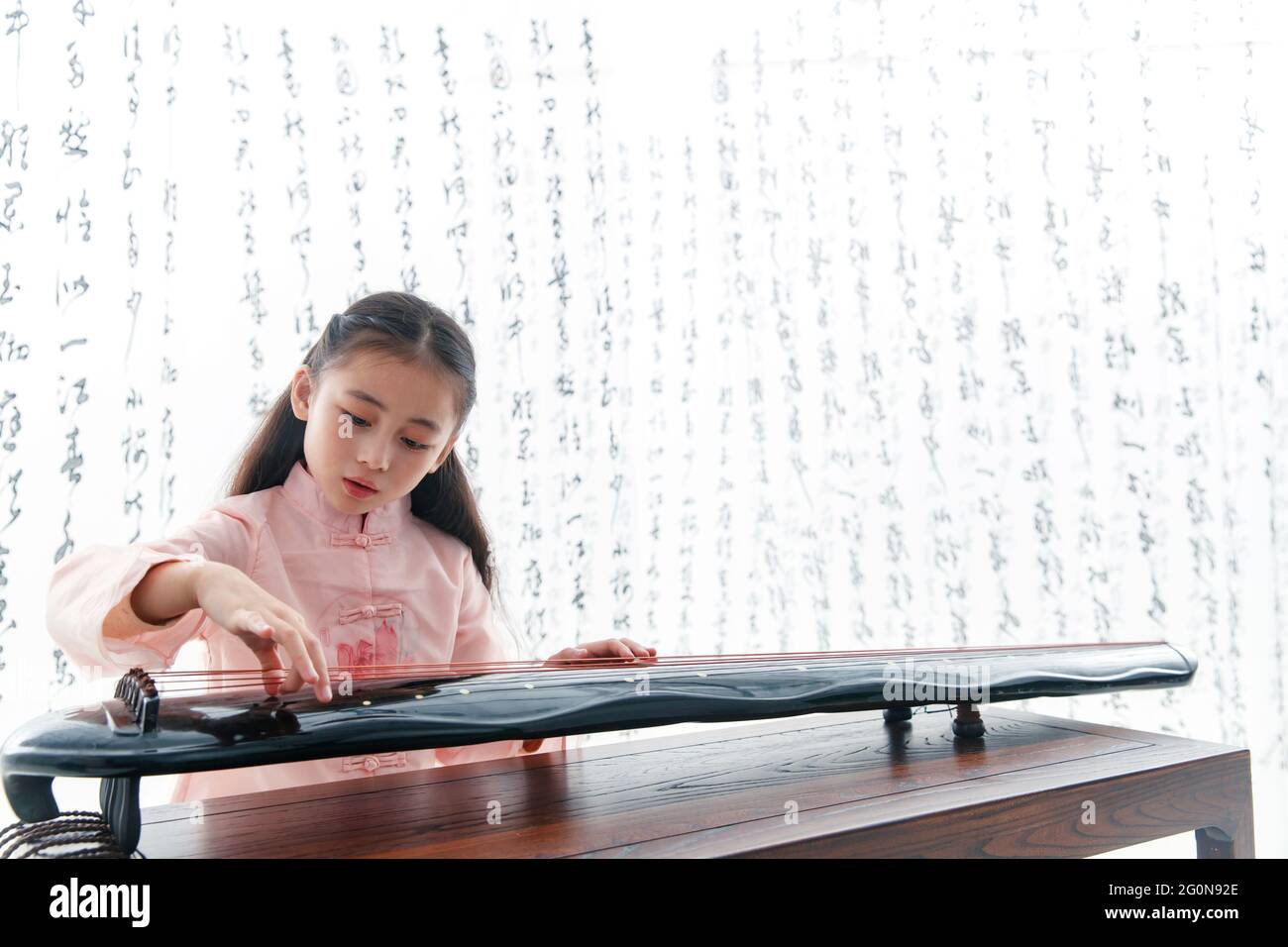 Playing the Chinese zither girl Stock Photo - Alamy