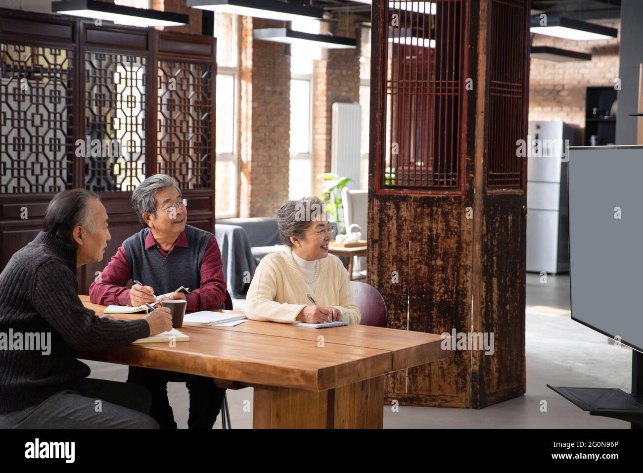 Elderly student class hi-res stock photography and images - Alamy