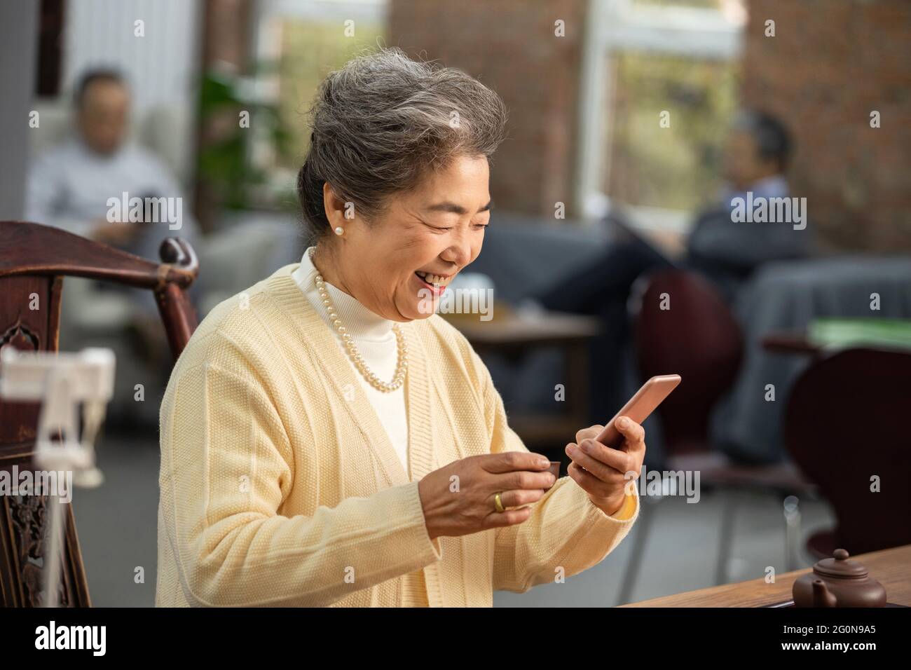 Cell phones people platform hi-res stock photography and images - Alamy
