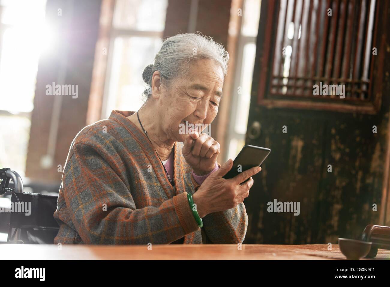 The elderly using a mobile phone video calls Stock Photo - Alamy