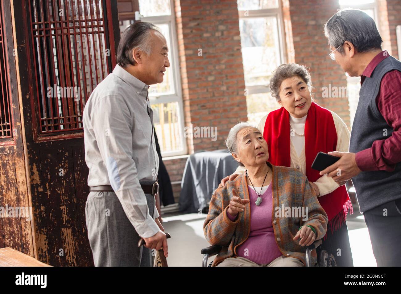 Elderly chinese people sitting chatting hi-res stock photography and ...