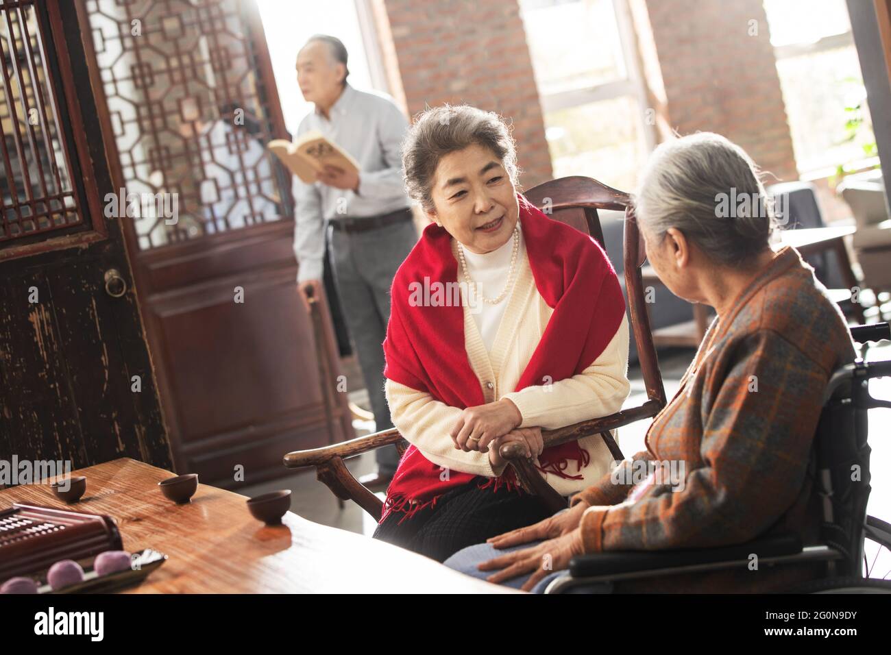 Both sisters chat over a cup of tea Stock Photo - Alamy