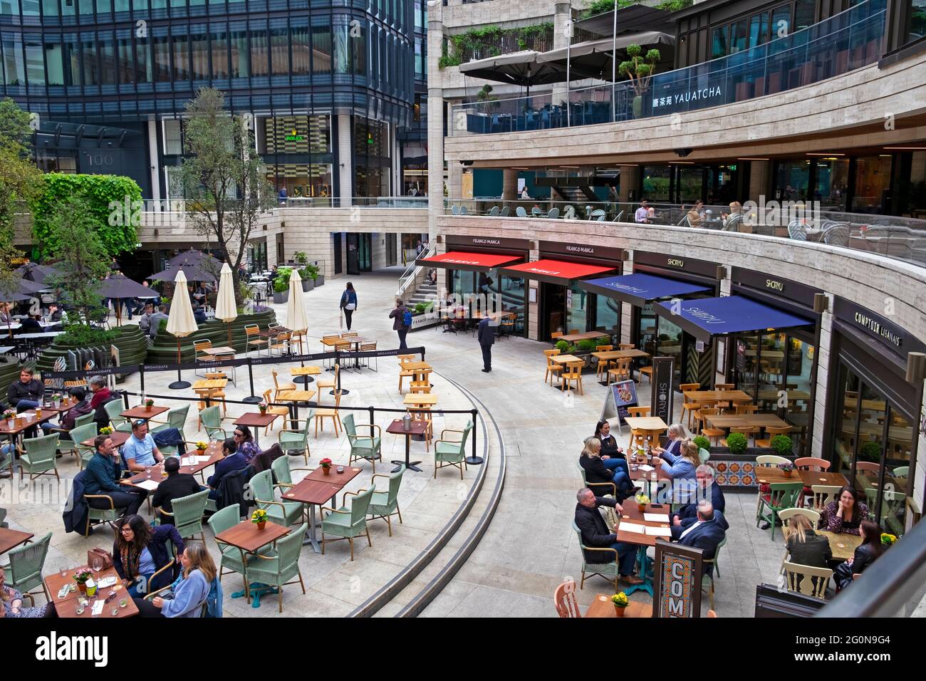 Office workers outdoor dining hi-res stock photography and images - Alamy