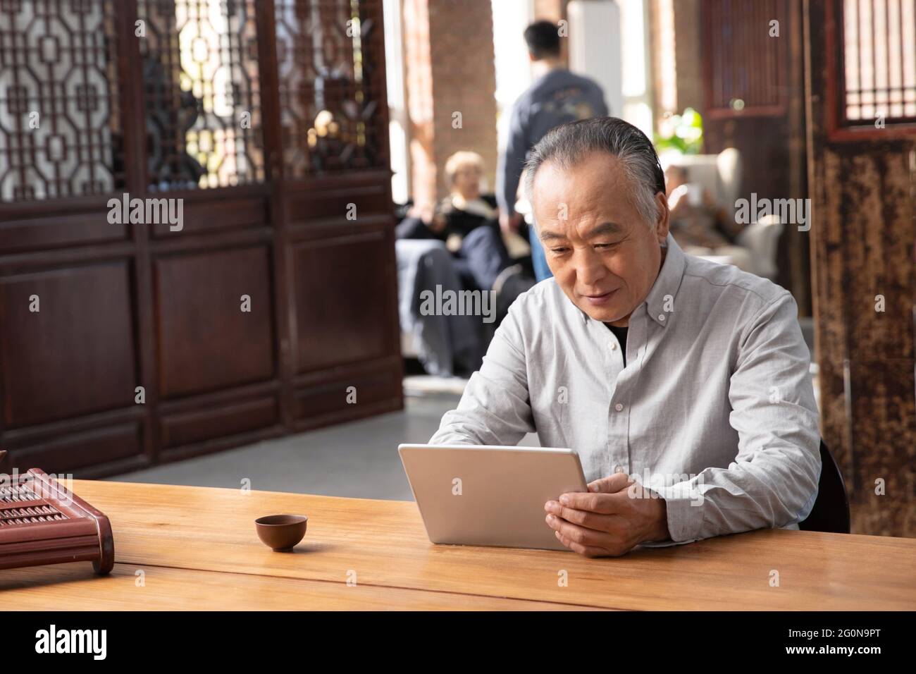 Using the tablet the elderly Stock Photo - Alamy