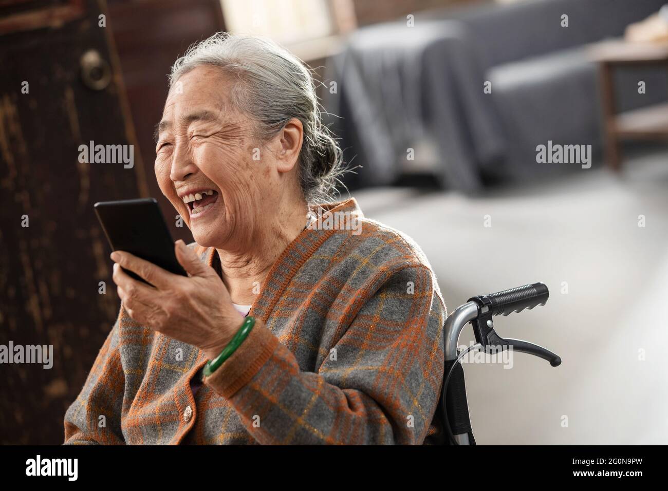 The elderly using a mobile phone video calls Stock Photo - Alamy