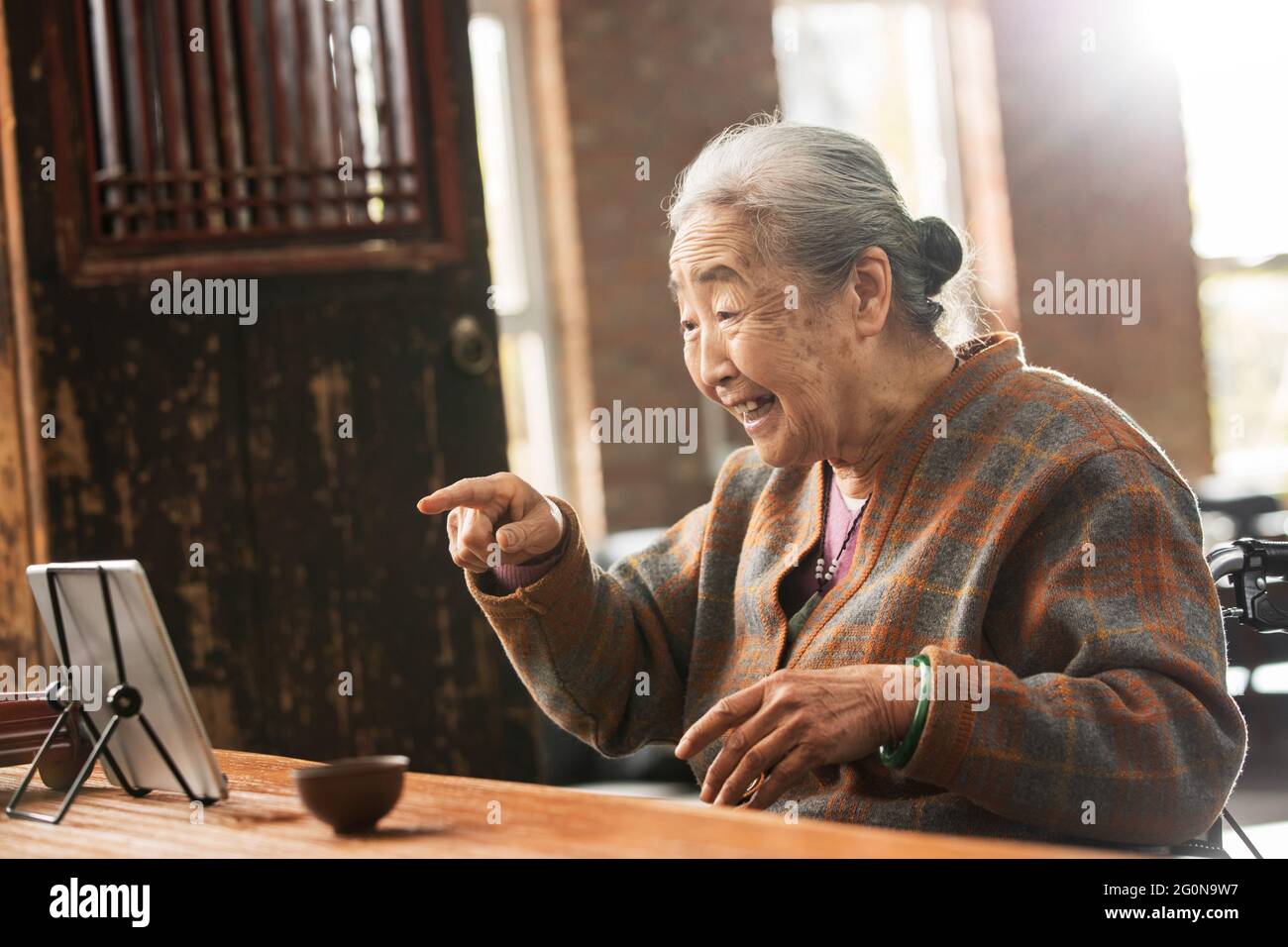 Old people use tablet to see video Stock Photo - Alamy