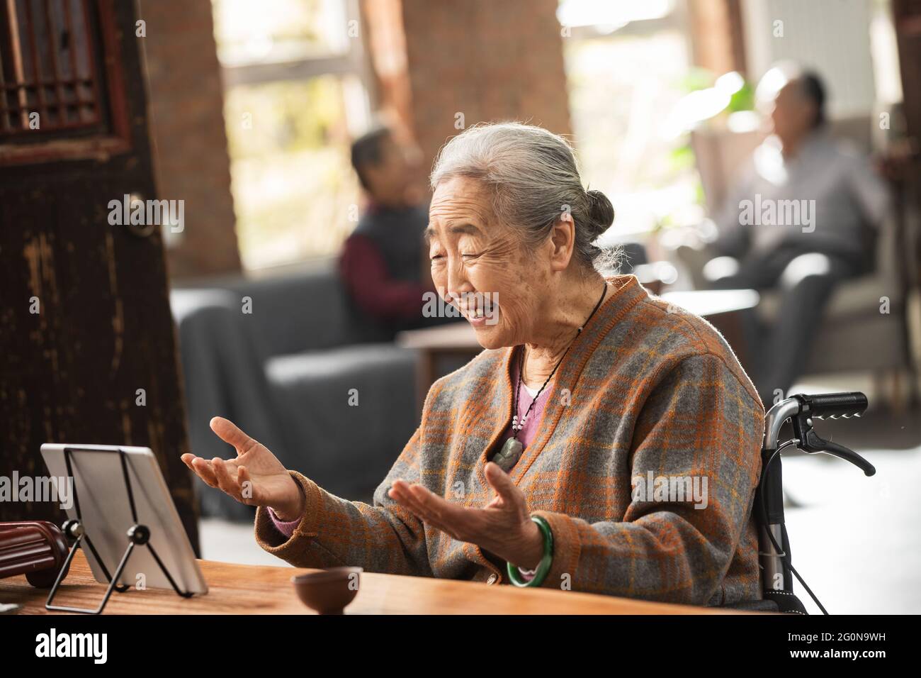 Old people use tablet to see video Stock Photo - Alamy
