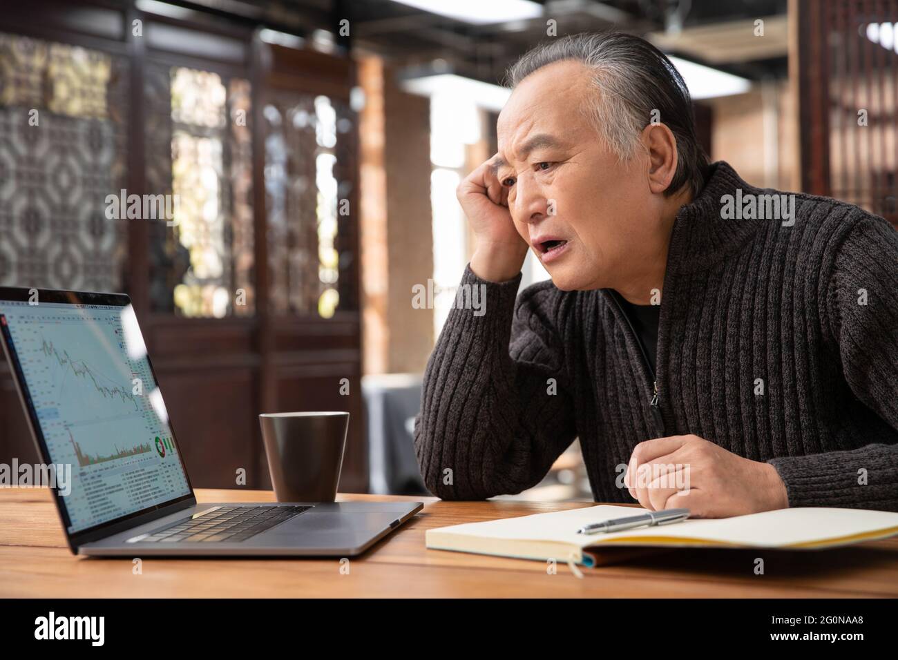 Old people use the computer to check the stock market Stock Photo - Alamy