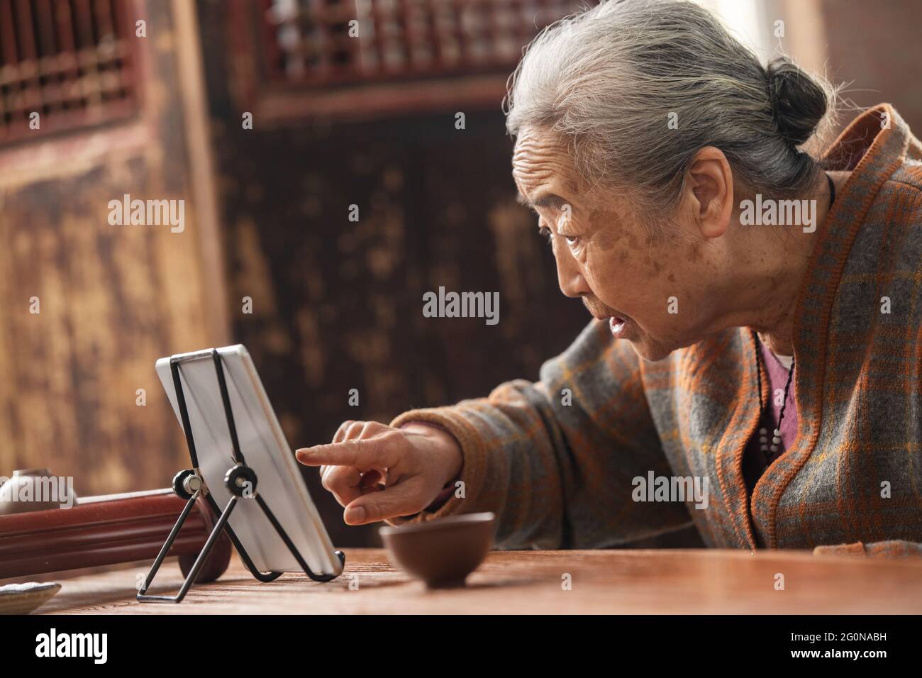 Old people use tablet to see video Stock Photo - Alamy