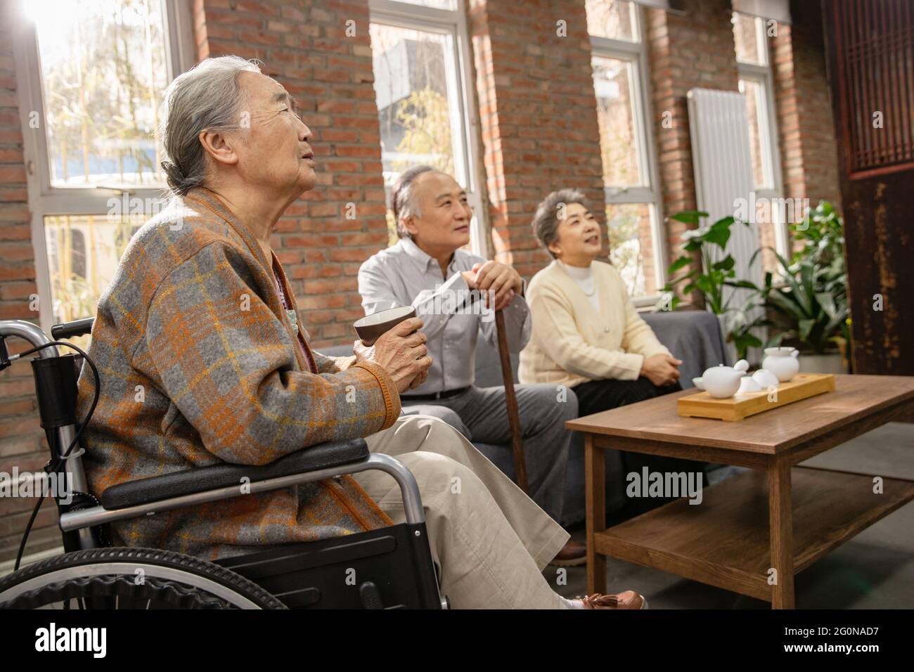 Elderly men gather together to chat Stock Photo - Alamy