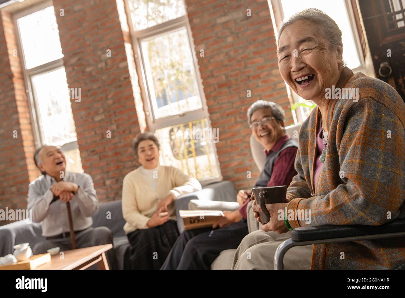 Elderly chinese people sitting chatting hi-res stock photography and ...