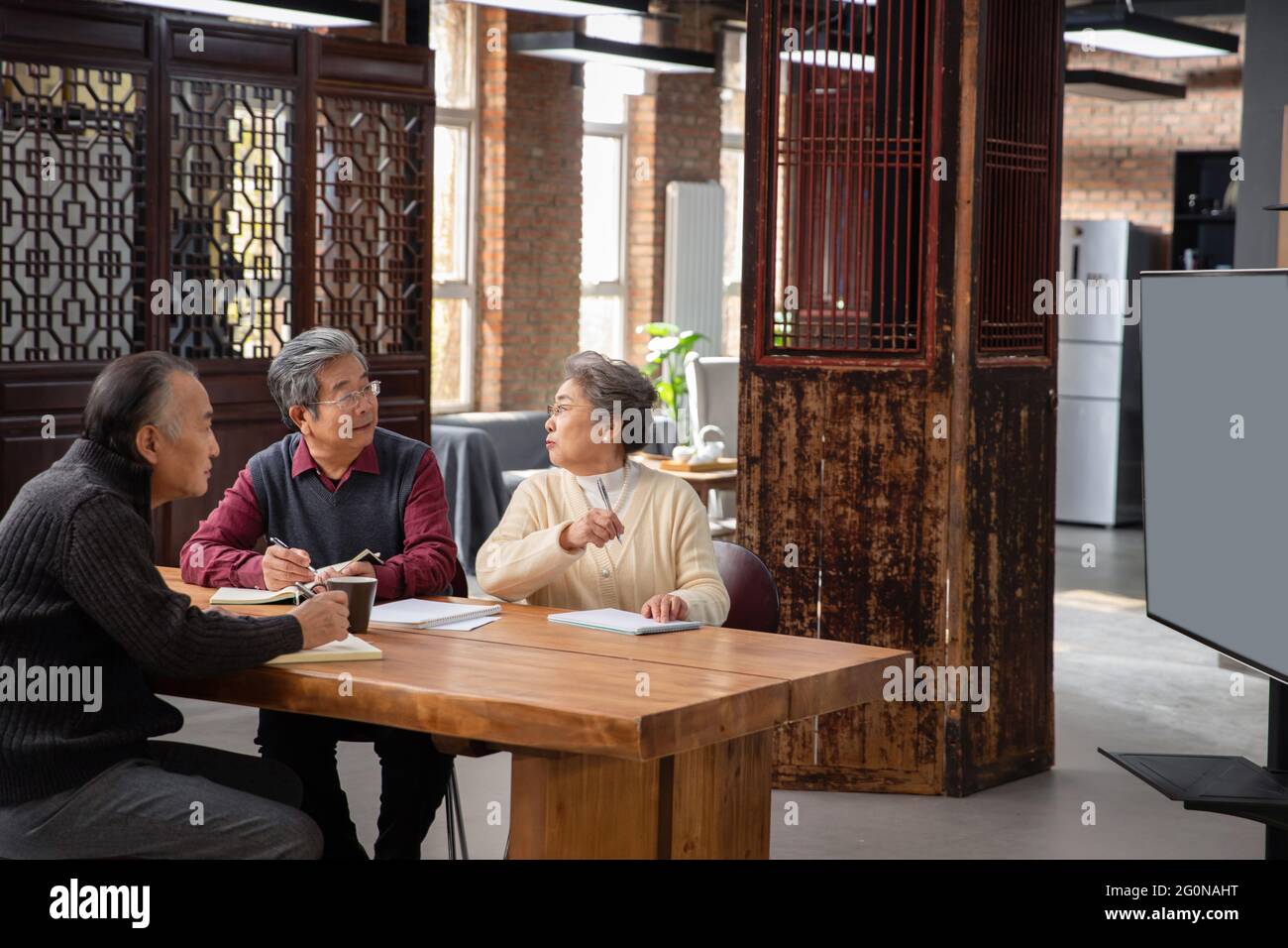 Elderly student class hi-res stock photography and images - Alamy