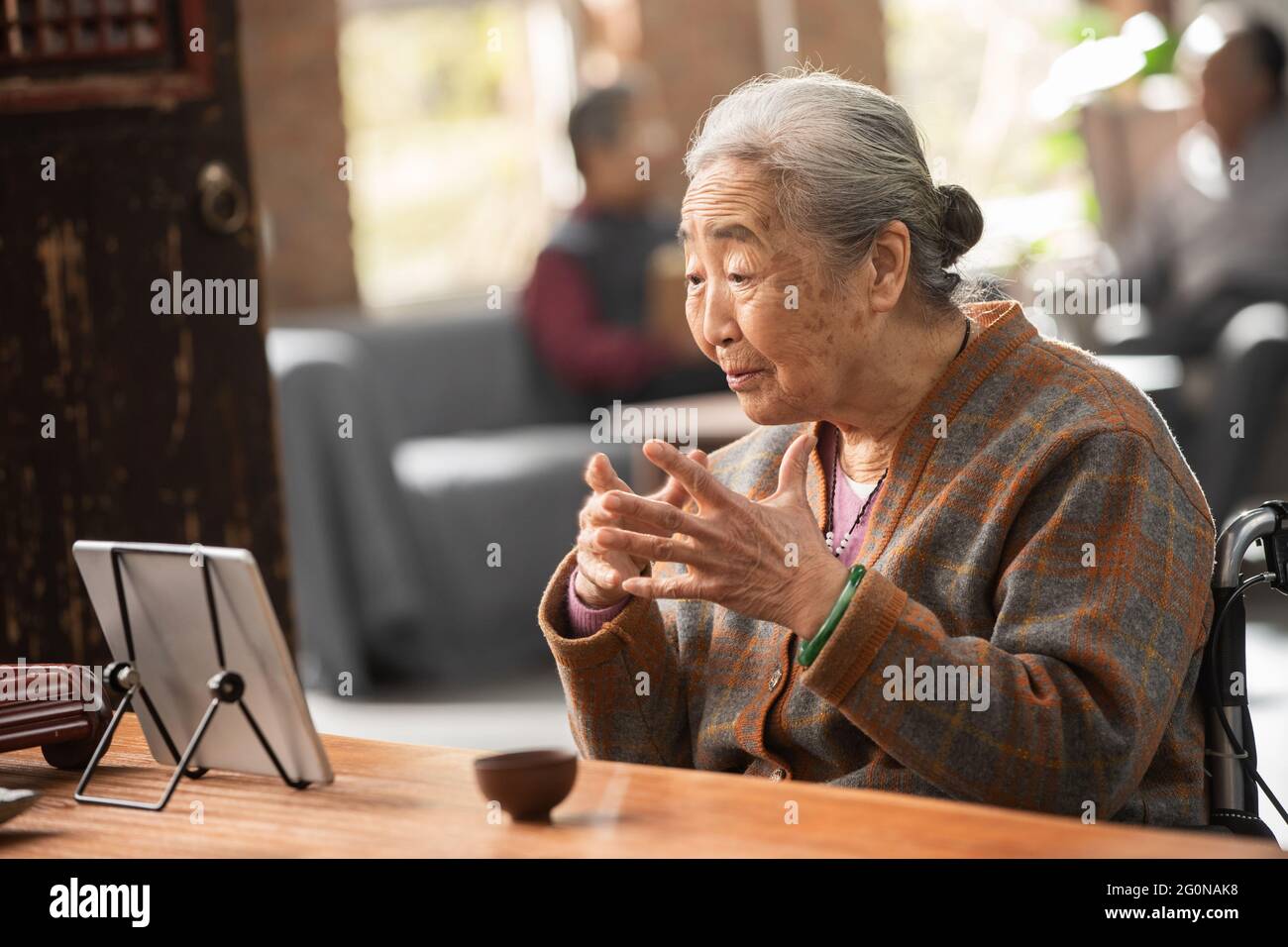 Old people use tablet to see video Stock Photo - Alamy