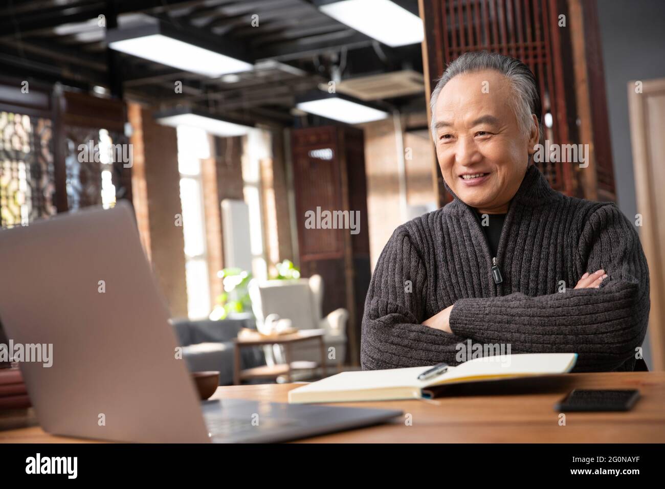 The elderly to use a computer at home Stock Photo - Alamy