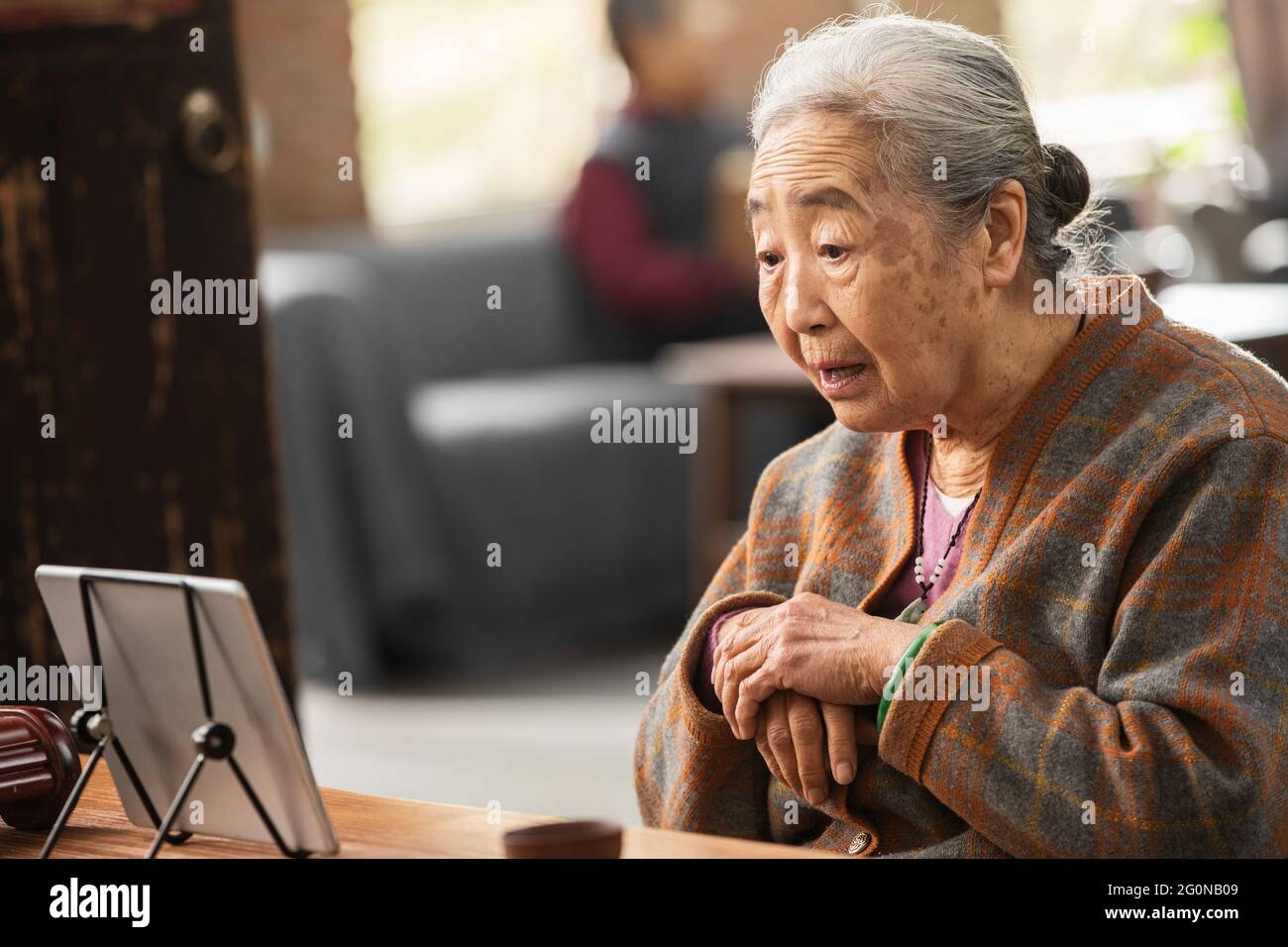 Old people use tablet to see video Stock Photo - Alamy