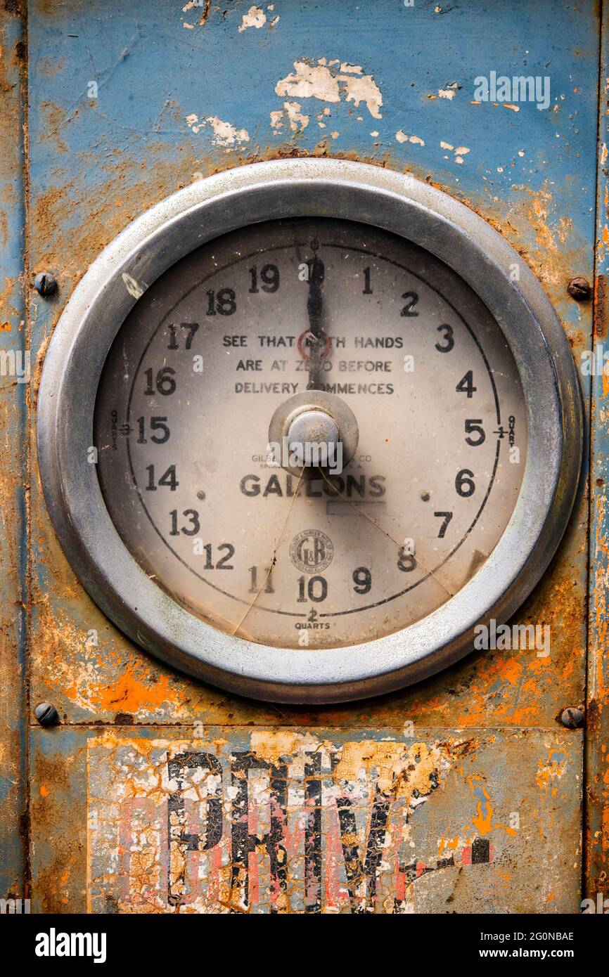 Vintage petrol pump hi-res stock photography and images - Alamy