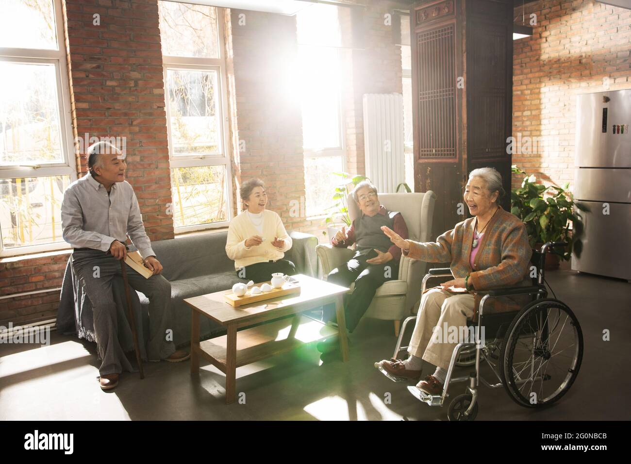 Elderly chinese people sitting chatting hi-res stock photography and ...
