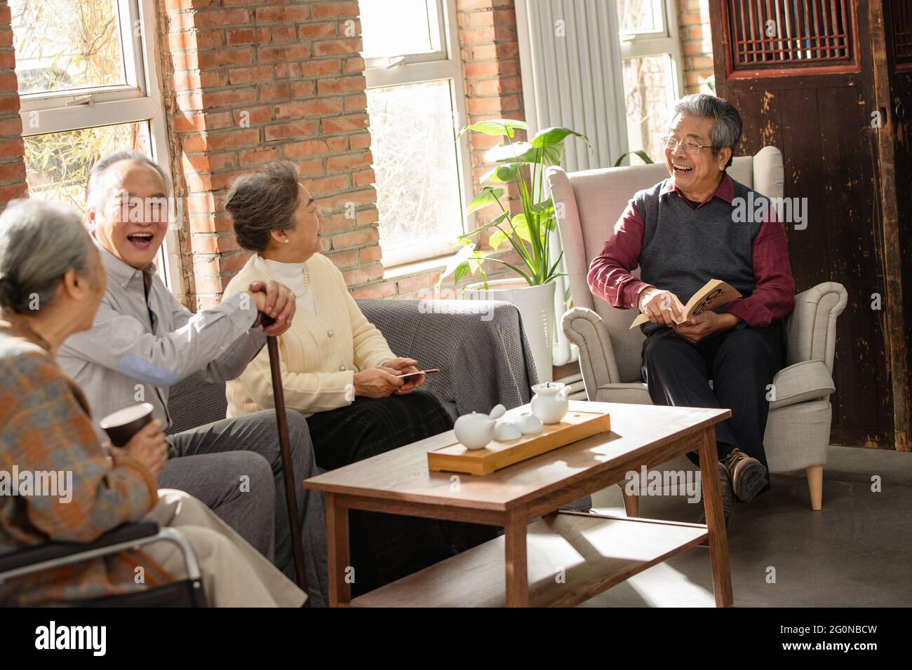 Elderly chinese people sitting chatting hi-res stock photography and ...