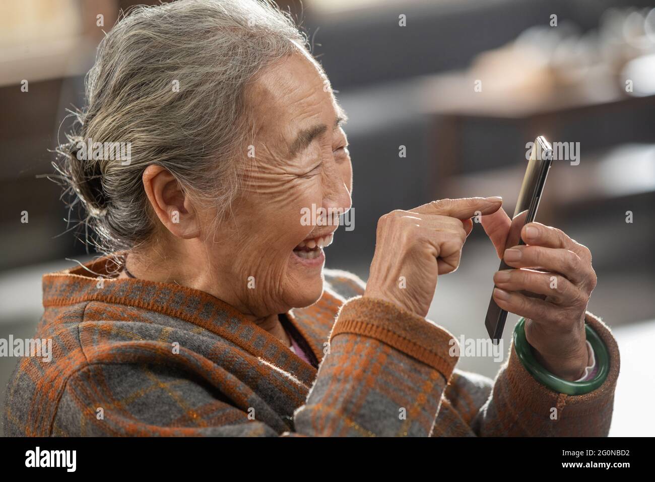 The elderly using a mobile phone video calls Stock Photo - Alamy