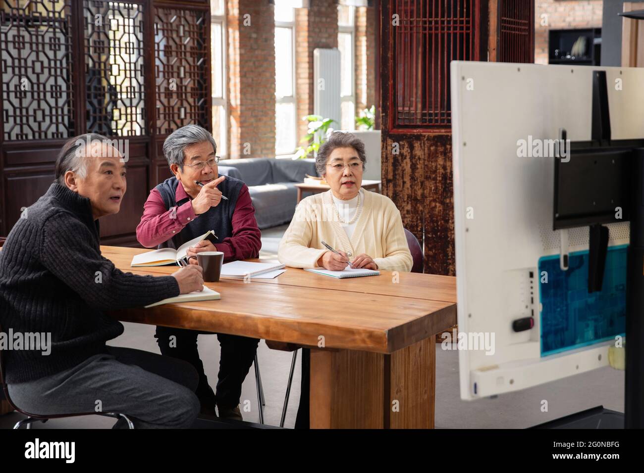 Technology class elderly hi-res stock photography and images - Alamy